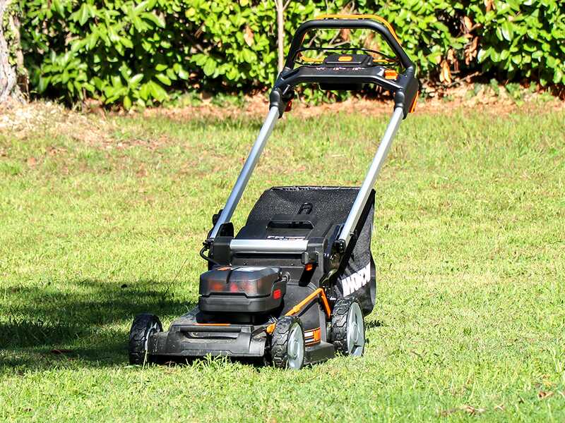WORX NITRO WG749E Self propelled Battery powered Lawn Mower 40 V 4Ah 46 cm Cutting Width